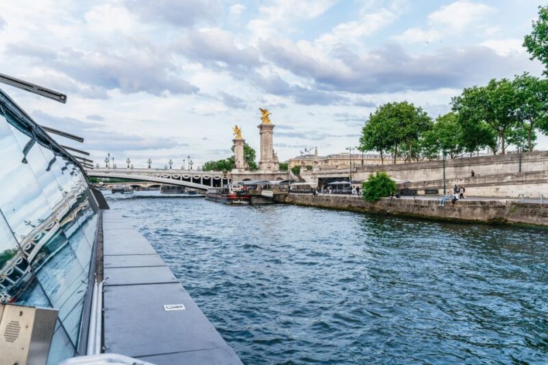 Paris: 3-Course-Dinner Cruise on the Seine with live music - Who Should Consider This?