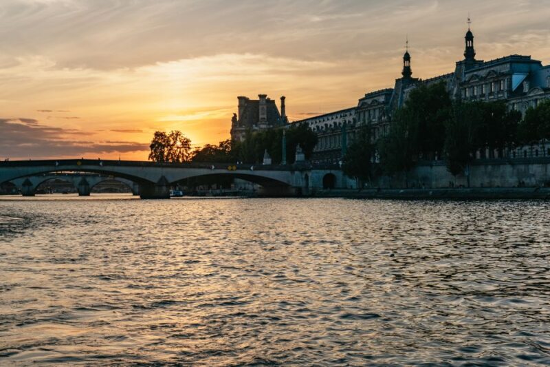 Paris : 3-Course Gourmet Dinner Cruise on Seine River - Practical Considerations