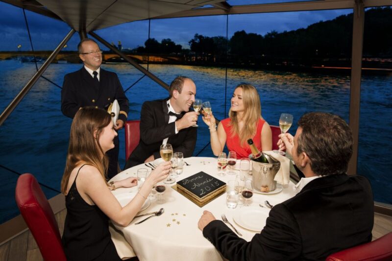 Paris: 4-Course Dinner Cruise on Seine River with Live Music - Live Music and Atmosphere