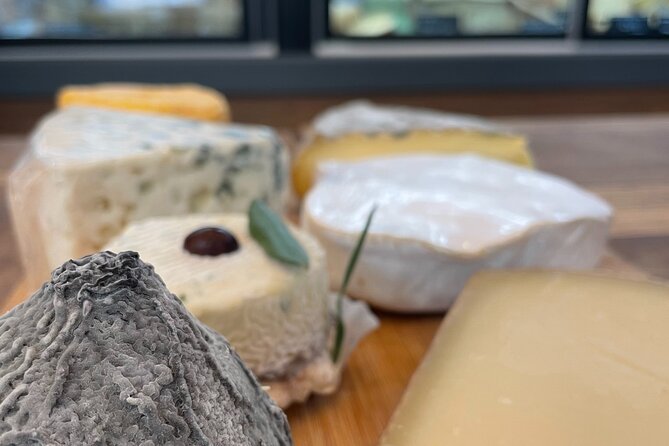 Paris: A Cozy Wine & Cheese Tasting in Montmartre - Savoring the Diverse Selection of Cheeses and Wines