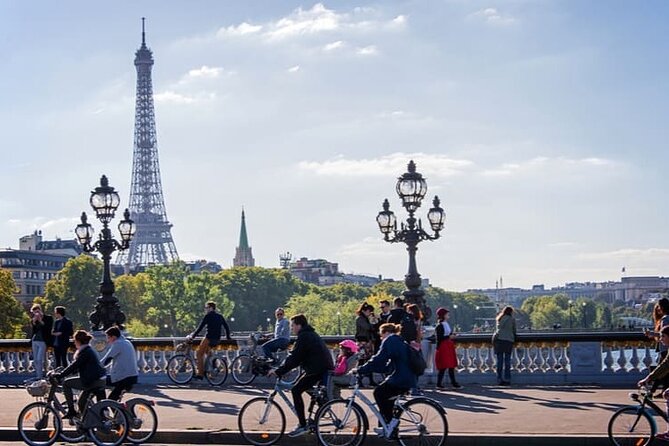 Paris Along the Seine: Guided Tour of the Greatest Monuments - Admiring the Eiffel Tower From the River Banks