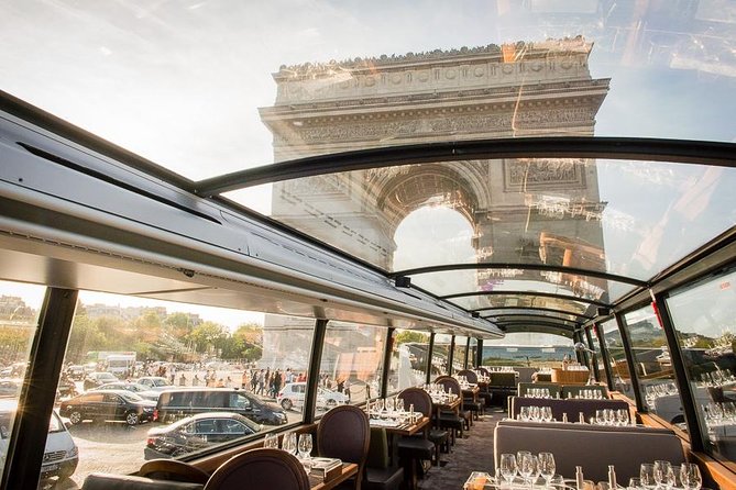 Paris Bustronome Review: A Unique Dining Experience - Ambiance and Musical Accompaniment