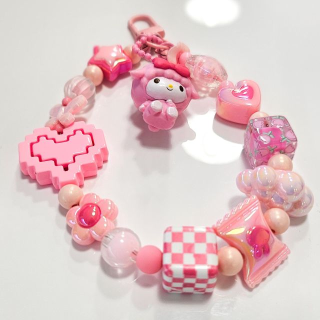 Paris: Create your phone strap, bag or keychain - Creating Your Own Jewelry in the Heart of Paris: A Fun and Creative Experience