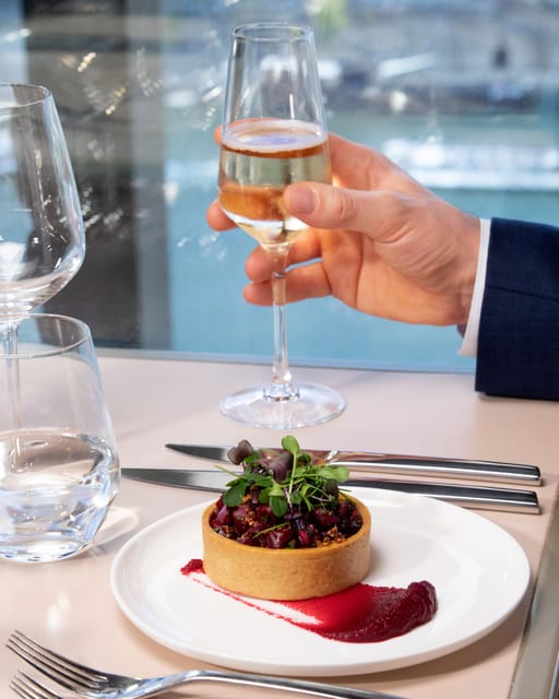 Paris: Dinner at The Eiffel Tower & Cruise - The Seine Cruise: A Romantic Perspective