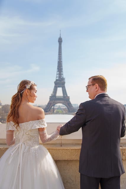 Paris: Eiffel Tower Photoshoot with a Professional - Key Points