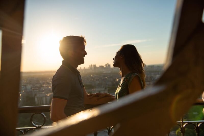 Paris: Eiffel Tower Summit & App to to download and Meal - Key Points