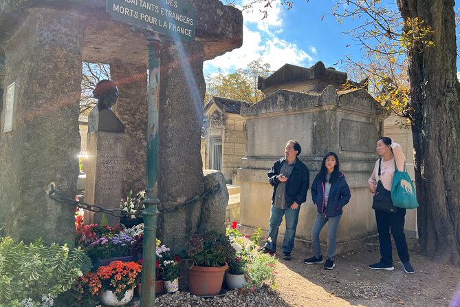 Paris: Haunted Père Lachaise Cemetery Guided Tour - Navigating the Cemetery With a Guided Tour