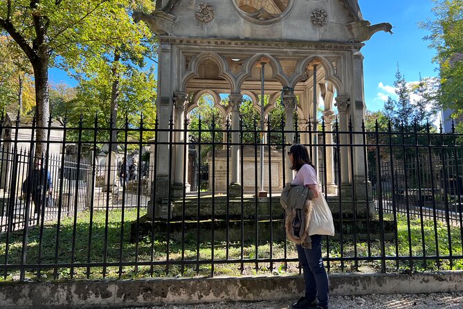 Paris: Haunted Père Lachaise Cemetery Guided Tour - Meeting New Friends on the Ghost Walk