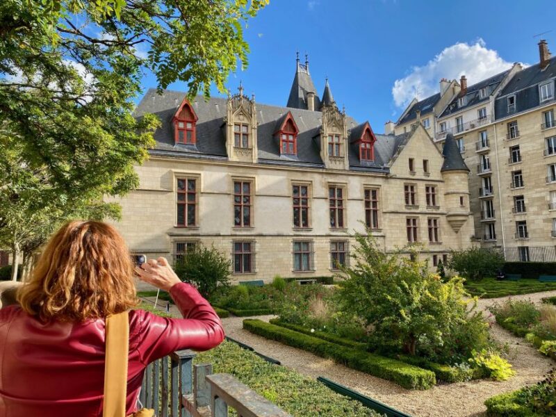 Paris: Hidden Marais Smartphone Audio Walking Tour - Visiting the Place Des Vosges