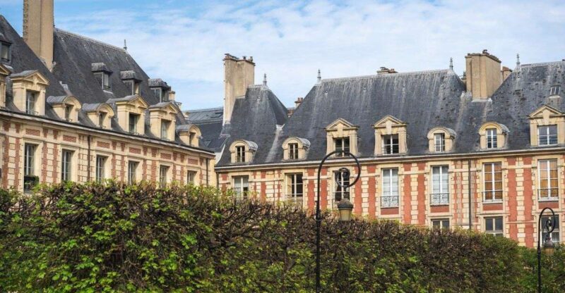Paris: Le Marais Highlights Guided Small Group Walking Tour - Discovering the Private Mansions and Royal Connections