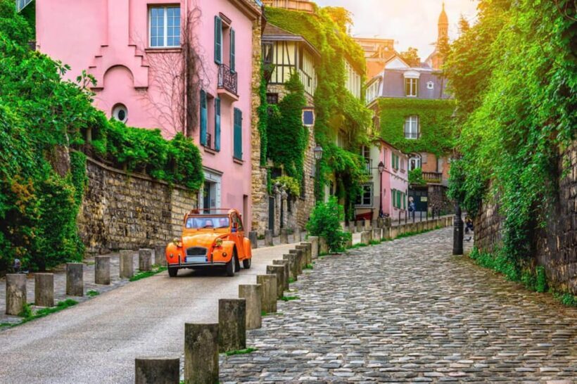 Paris: Montmartre Guided Walking Tour with Sacré-Cur View - Discovering Montmartre: A Neighborhood of Artists and Charm