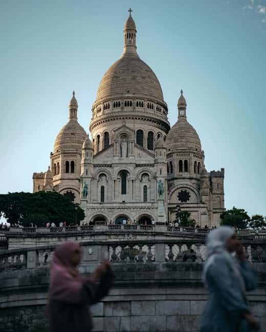 Paris: Montmartre Highlights Walking Tour in 1h30 - The Itinerary: Walking Through Artistic Legend and Hidden Corners