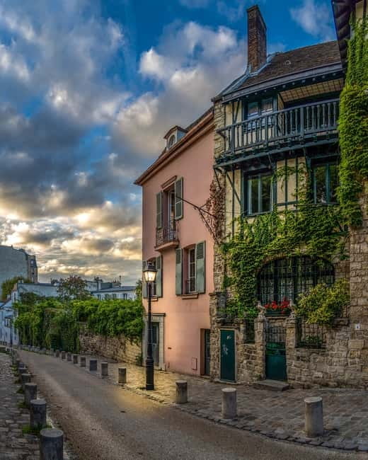 Paris: Montmartre Highlights Walking Tour with a Local Guide - The Experience: What to Expect