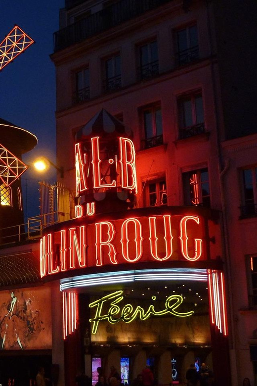 Paris : Montmartre Mystique: Unveiling the Soul of Paris - Exploring Montmartre: A Closer Look