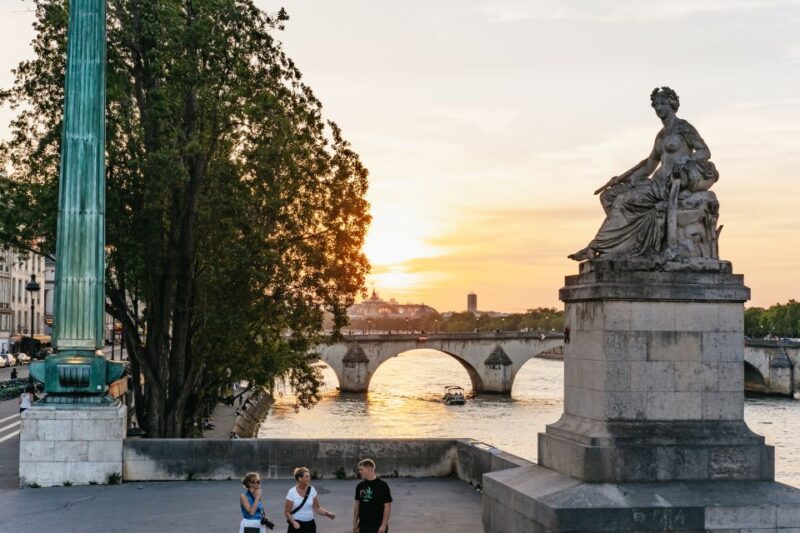 Paris: Night Bus Tour with Audioguide - Key Points