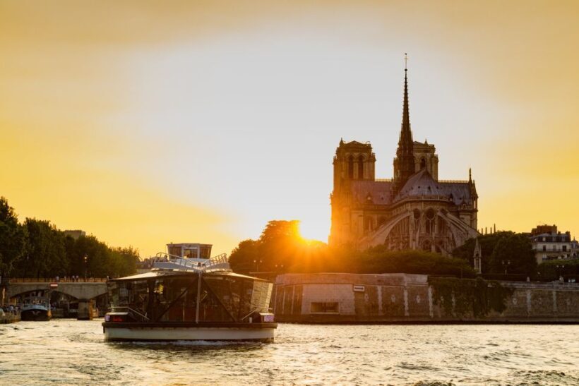 Paris : NYE Special Diner Cruise on the Seine River - Service, Comfort, and Accessibility