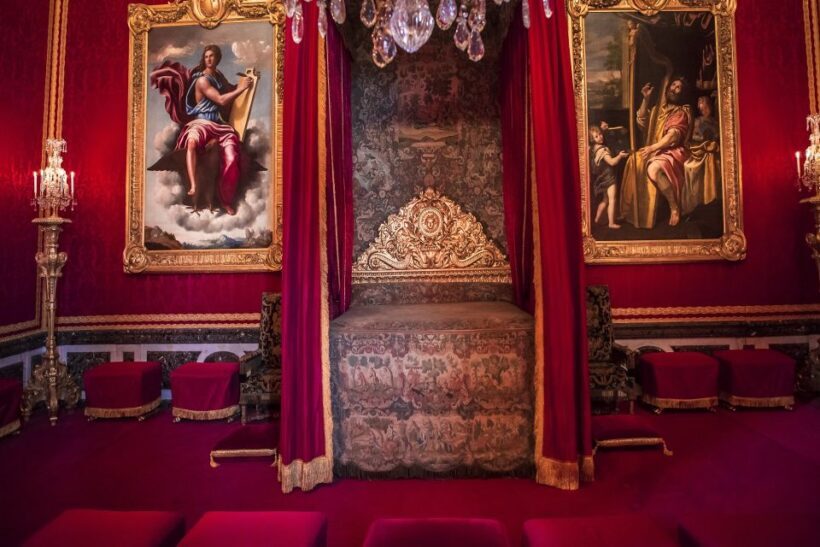 Paris: Palace of Versailles Private Tour with Transportation - Discover the Majesty of Versailles: A Private Tour with Transportation