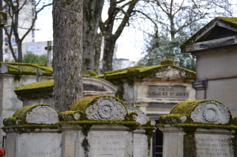 Paris: Pere Lachaise Cemetery Guided Tour in French - What Makes the Guide Special?