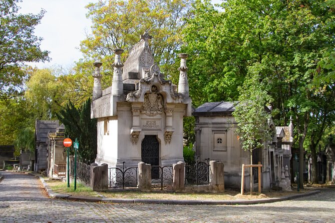 Paris Père Lachaise Cemetery Love Affairs and Death Walking Tour - Engaging Guides and Their Exceptional Storytelling Skills