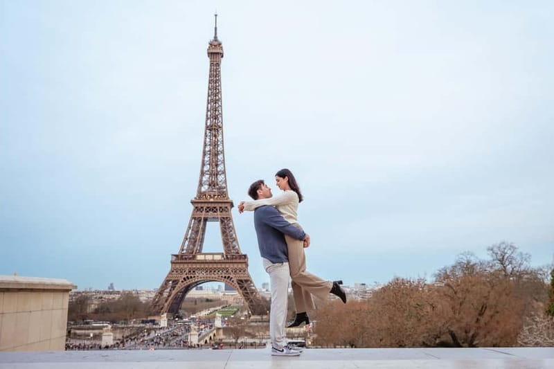 Paris photographer 1h near the Eiffel Tower or in Paris - The Photos and What You Receive