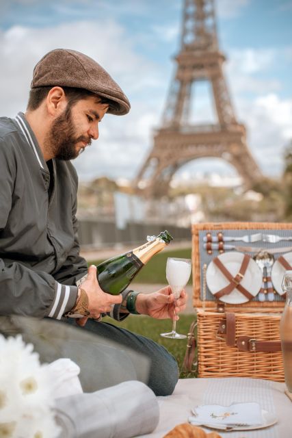 Paris: Picnic experience in front of the Eiffel Tower - Key Points