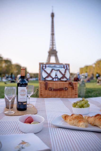 Paris: Picnic experience in front of the Eiffel Tower - The Practical Details
