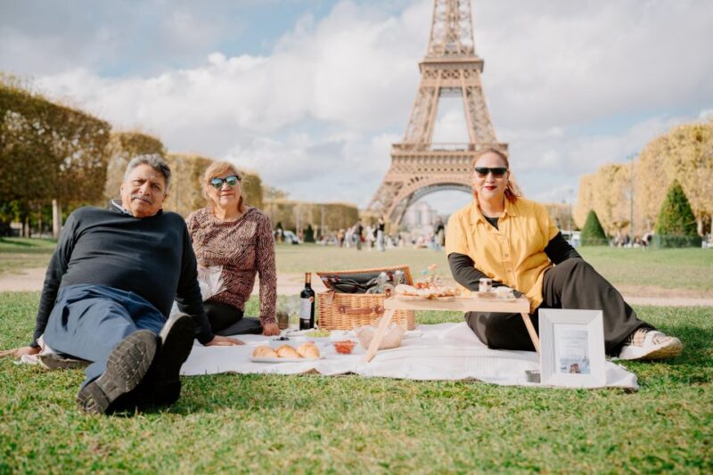 Paris: Picnic experience in front of the Eiffel Tower - Authentic Reviews from Past Guests