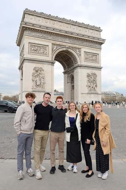 Paris: PRICE PER SEAT 6 hours tour in a van + Photoshoot - FAQs