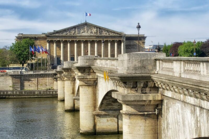 Paris Private Full Day 7 Iconic Sights City tour by Mercedes - Who Should Consider This Tour?