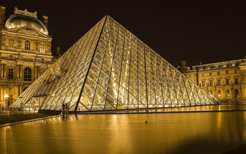 Paris: Private Night Sightseeing Tour by a Local - Key Points