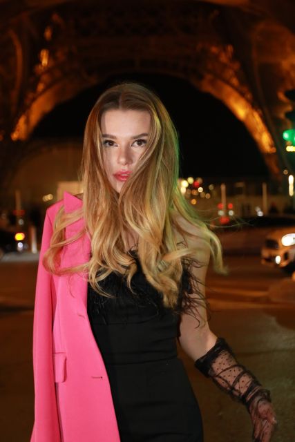 Paris: Professional Photoshoot with 300+ Photos + 1 present - Locations and Customization