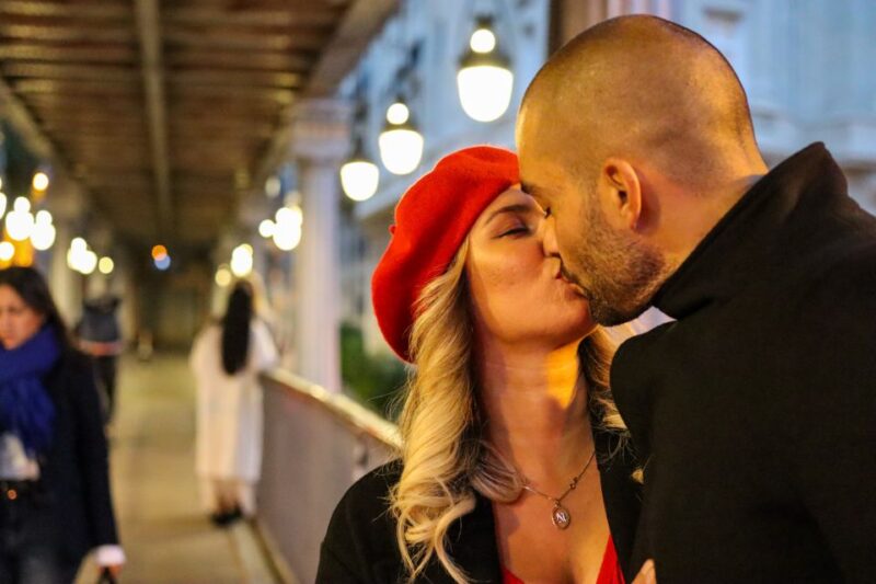 Paris: Romantic Photoshoot for Couples - Exploring the Experience