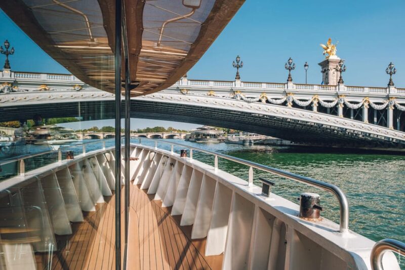 Paris: Seine River Cruise with Live Guide and Champagne - Key Points