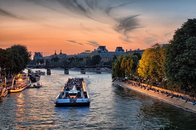 Paris Seine River Sightseeing Cruise by Bateaux Mouches - Amenities and Services