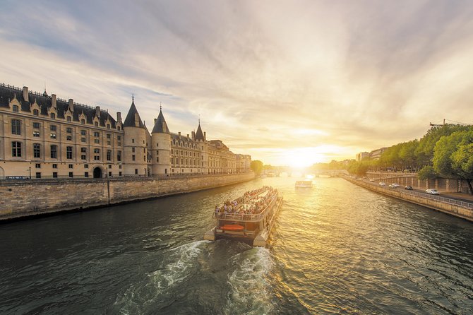 Paris Seine River Sightseeing Cruise With Commentary by Bateaux Parisiens - Accessibility Features and Services Provided