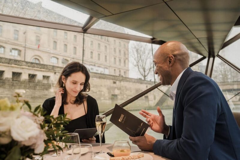 Paris : Valentine's Day Diner Cruise on the Seine river - An In-depth Look at the Experience