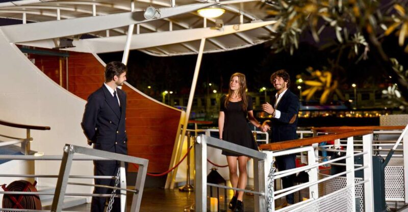 Paris: Valentine's Day Dinner Cruise on the Seine River - Key Points