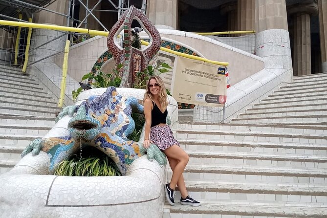 Park Guell and Sagrada Familia Tour in Barcelona - Exploring La Sagrada Familia