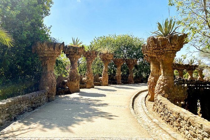 Park Guell Guided Group Tour With Optional Sagrada Familia - Meeting and Accessibility Information