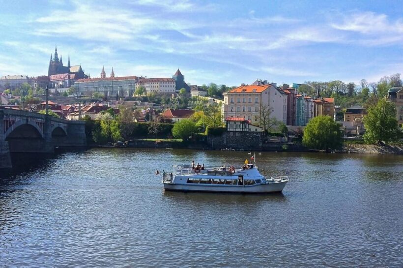 Party in Prague: Private River Cruise with Unlimited Drinks - Key Points
