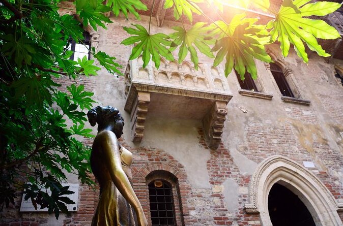 Passionate Verona: Living Romeo and Juliets Story - The Lives of Shakespeares Iconic Lovers