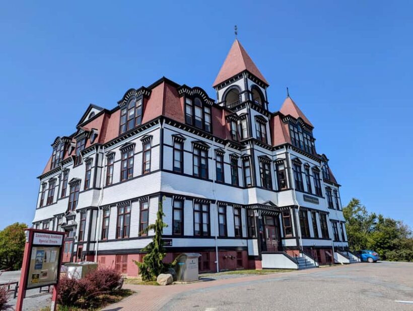 Peggys Cove & Lunenburg + 3 Hidden Gems  Full Day Tour - Key Points