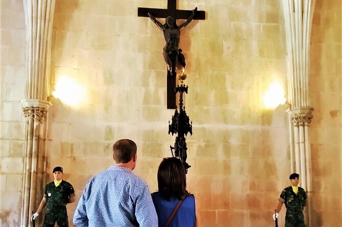 Peniche, Nazaré (big waves), Batalha monestary tour and Óbidos - Key Points