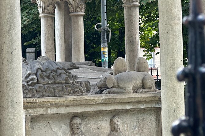 Père Lachaises Cemetery Celebrities and Ghosts Mystery Tour - Meeting Point and Identification