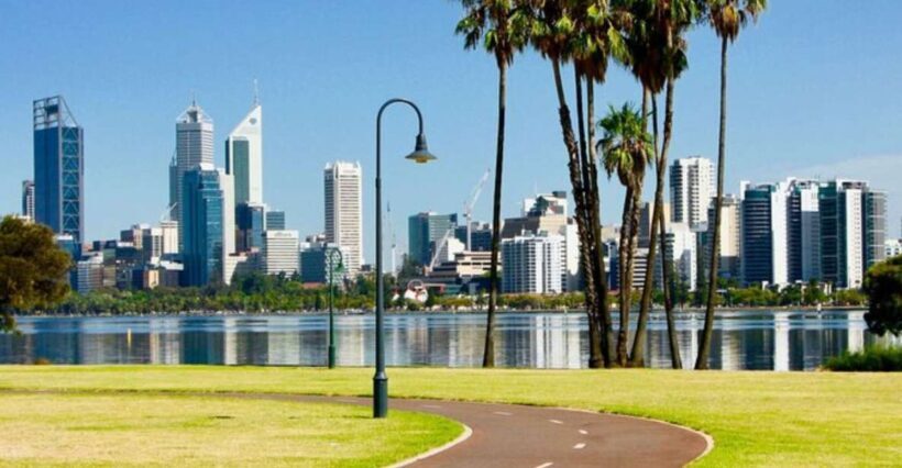 Perth: Private custom tour with a local guide - Walking into Perth with a Local Guide