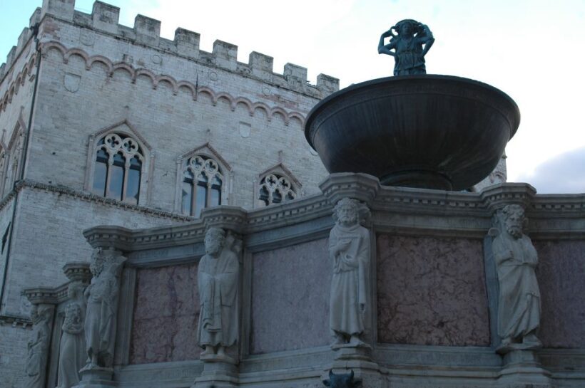 Perugia 2Hour Small Group Walking Tour - Walking Along the Ancient Walls