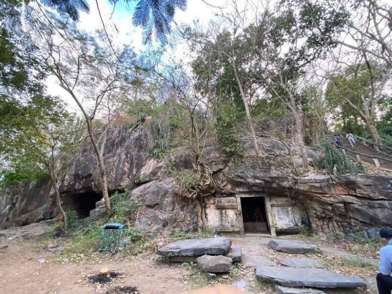 Phnom Penh: 2-Day Tour to Phnom Da, Phnom Chiso, and More - Visiting Udong Hill and Long Vek: A Journey Through Recent and Ancient History