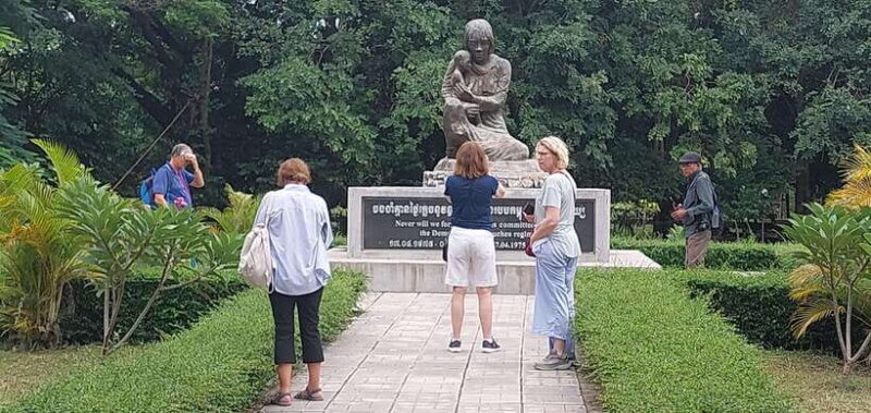 Phnom Penh: Private Guided Sightseeing Day Tour - Key Points