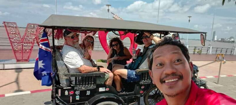 Phnom Penh: Private Tuk-Tuk Tour with English-Speaking - Exploring Phnom Penh’s Markets and Street Art