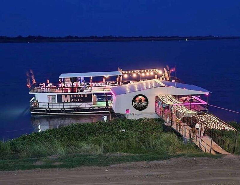 Phnom Penh: Sunset Cruise with freeflow beers & BBQ buffet - Food, Drinks & Atmosphere